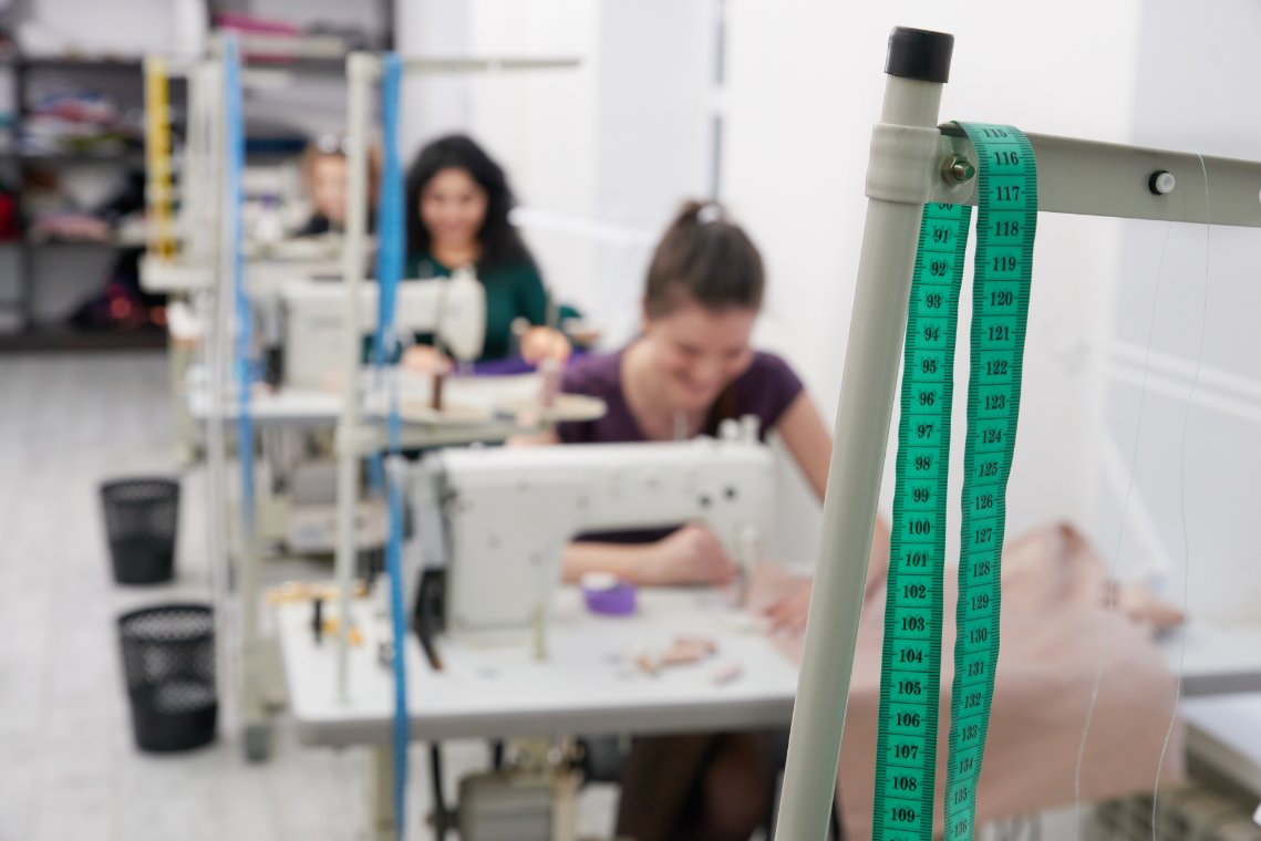 The Complete Beginner's Guide To Sewing: From First Stitch To Finished ...