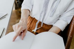 The Complete Beginner's Guide To Sewing: From First Stitch To Finished ...