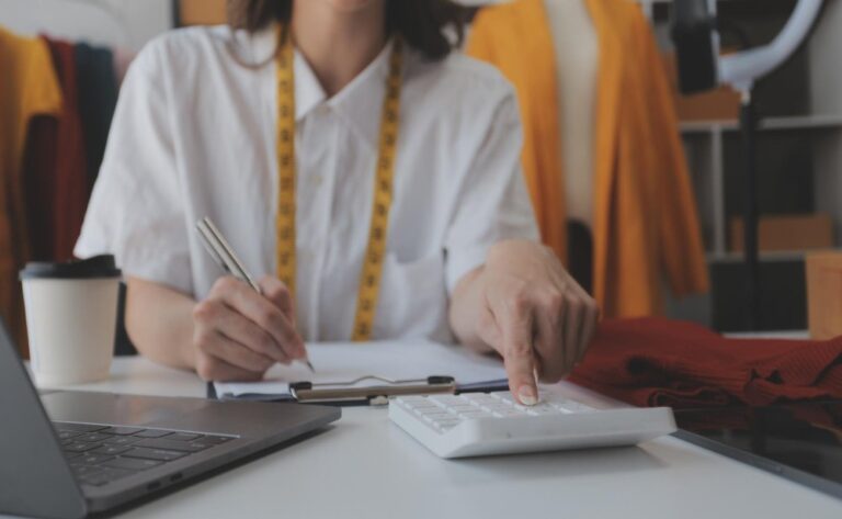 The Complete Beginner's Guide To Sewing: From First Stitch To Finished ...